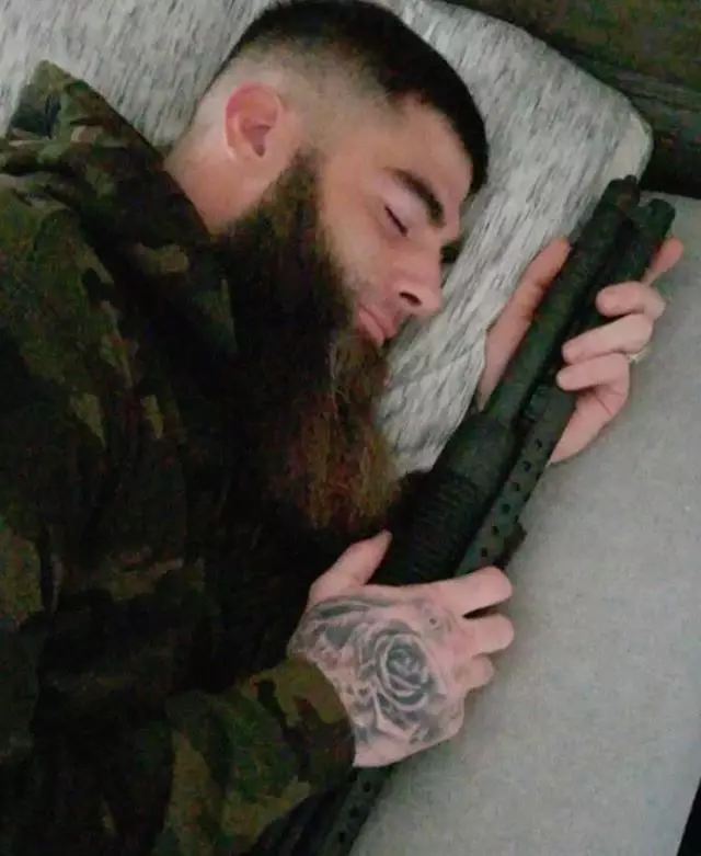 David Eason dormindo com arma