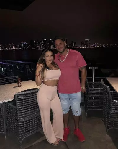 Ronnie Ortiz-Magro သည် Jen Harley ၏ ဦးခေါင်းကို ပြာခွက်ဖြင့် ပစ်ပေါက်ခဲ့သည်ဟု စွပ်စွဲခံရပြီးနောက် ရဲအစီရင်ခံတင်ပြခဲ့သည် ။