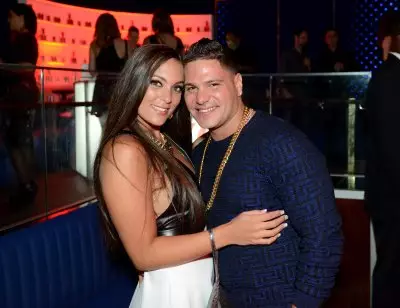 Sammi Sweetheart Giancola dra 'n swart hemp saam met Ronnie Ortiz-Magro