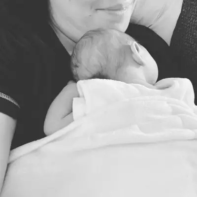 Tyler Baltierra rusar över att vara flickapappa efter att fru Catelynn delar sin första bild Baby R