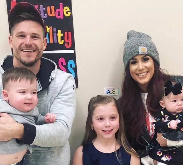 Chelsea Houska hat eine kleine, ähm, Garderobenfehlfunktion, während sie Kleidung anprobiert