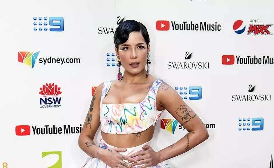 Halsey atsiprašo po atsakymo dėl valgymo sutrikimo Nuotrauka