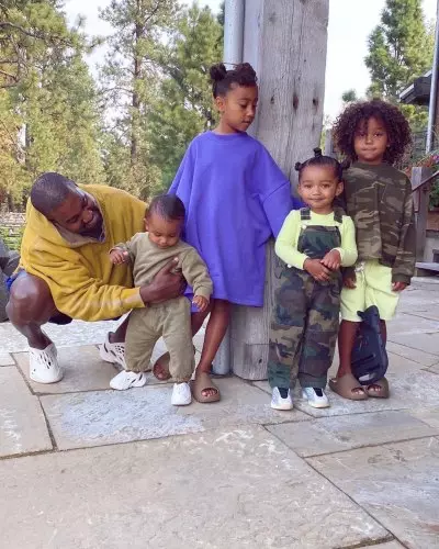 Kim Kardashian Nag-ambit ug Cute nga mga Litrato sa mga Bata ug Kanye West