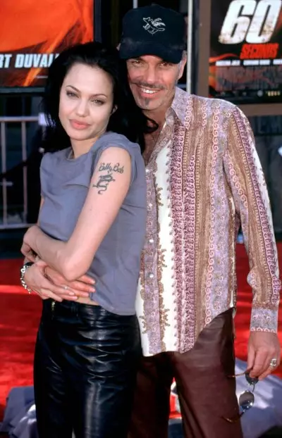 angelina jolie draagt een grijs t-shirt en een leren broek, terwijl billy bob thornton een overhemd met print en knoopsluiting droeg op de rode loper van 'gone in 60 seconds' in 2000