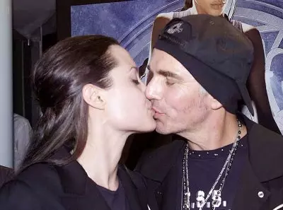 angelina jolie y billy bob thornton se visten de negro y comparten un beso en la alfombra roja del estreno de lara croft: tomb raider en 2001