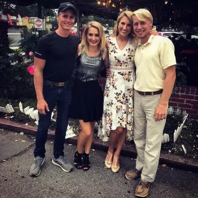 Michah Moriah Olivia und Ethan Plath posieren für ein Foto