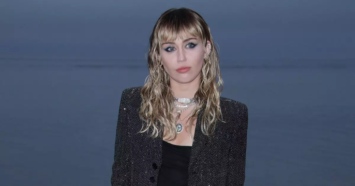 Miley Cyrus Yashyizwe mubitaro imbere ya Gorillapalooza: 'Kohereza Vibes Nziza'