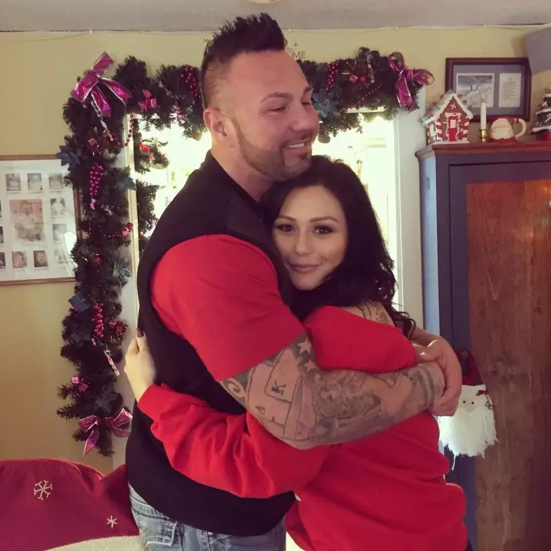 JWoww Ngrangkul Roger Mathews ing Sweater Natal