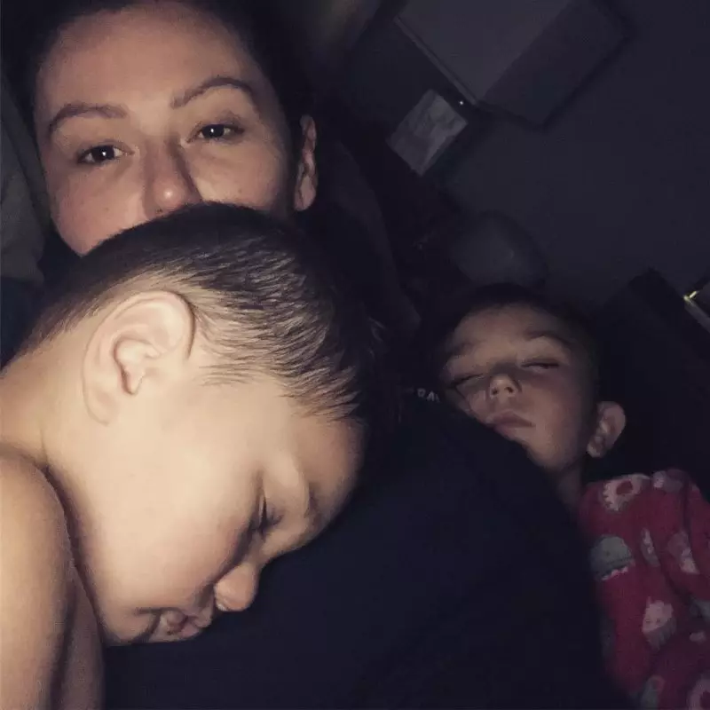 JWoww con suo figlio e sua figlia a letto