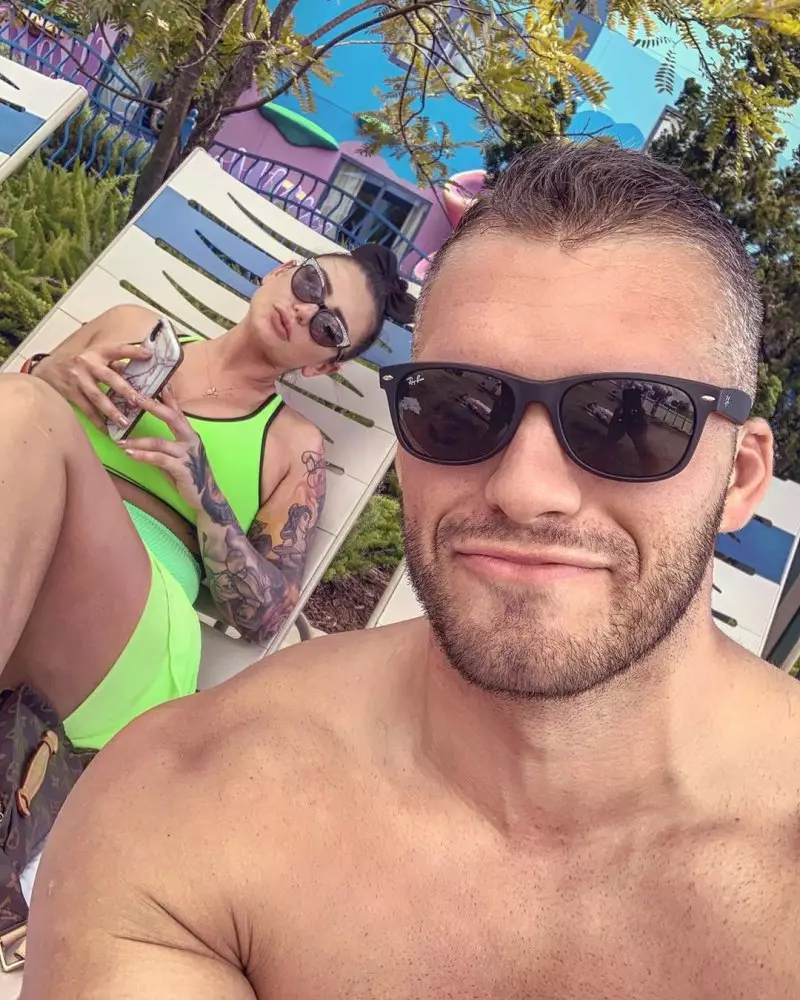 JWoww Með Zach Clayton Carpinello við sundlaugina