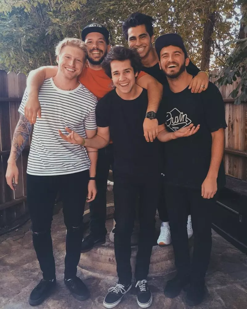 David Dobrik arịọla mgbaghara n'agbanyeghị ebubo mwakpo mmekọahụ Vlog Squad na-aga n'ihu06