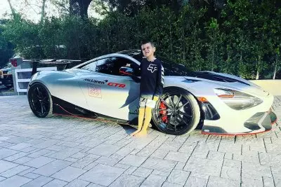 Scott Disick partage une photo rare de Son Reign devant une voiture de course
