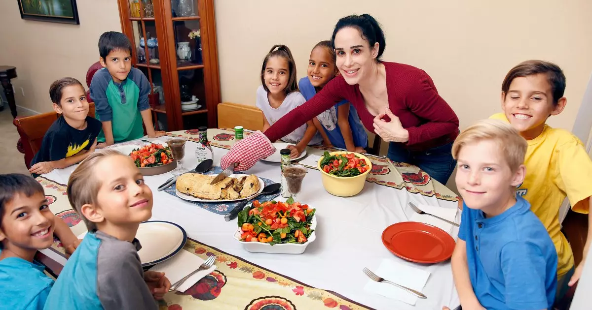 'Octomom' Nadya Suleman 有一個完整的房子！在 14 歲之母的家中