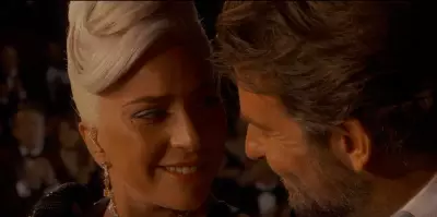 Lady Gaga ja Bradley Cooper hymyilevät