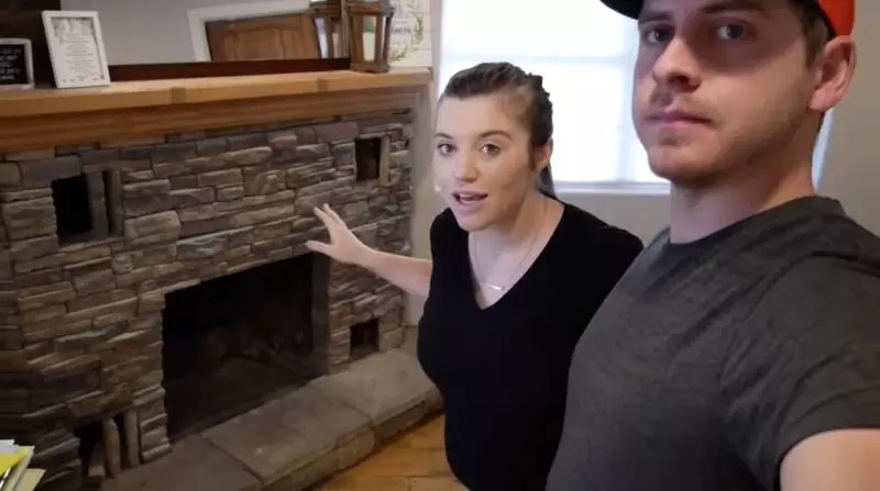 Joy-Anna Duggar sy Austin Forsyth's Fireplace