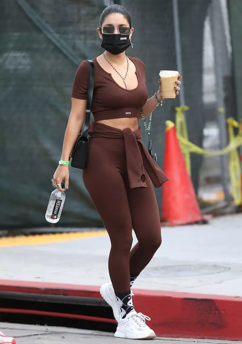 Vanessa Hudgens 'Lub Sijhawm Braless Zoo Tshaj Plaws Hauv Lub Xyoo: Saib Duab!