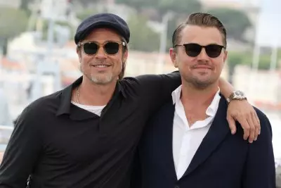 Leonardo DiCaprio ve slunečních brýlích a černém obleku s Bradem Pittem ve slunečních brýlích