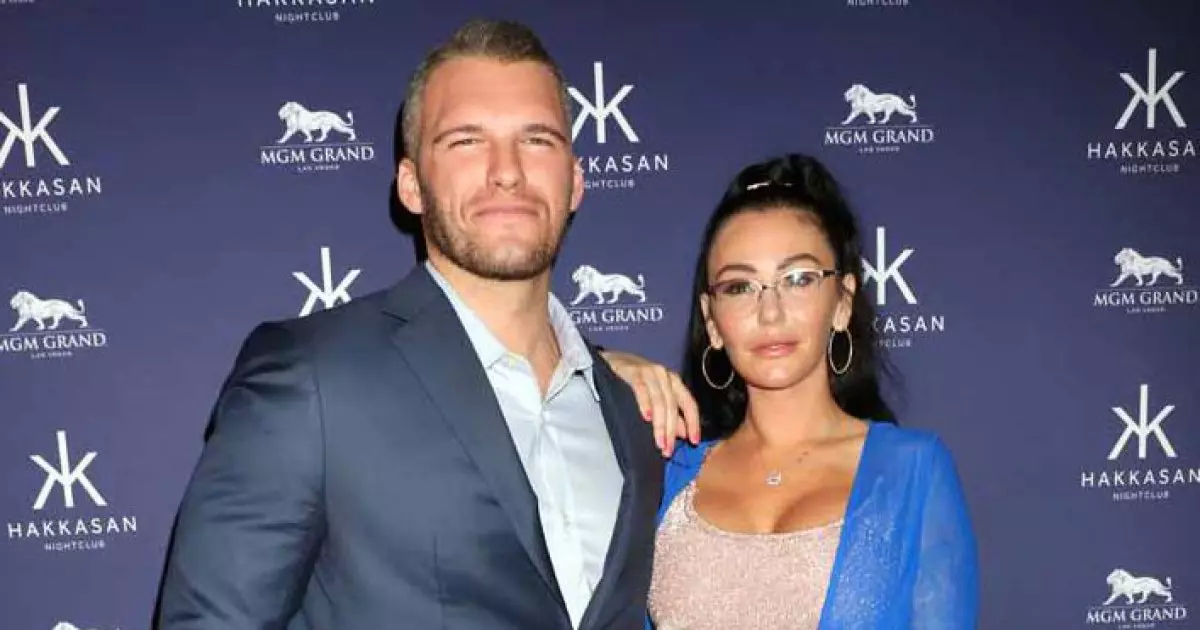 የጀርሲ ሾር ጄኒ 'JWoww' Farley ከ Zack Clayton Carpinello ጋር ተሳተፈ