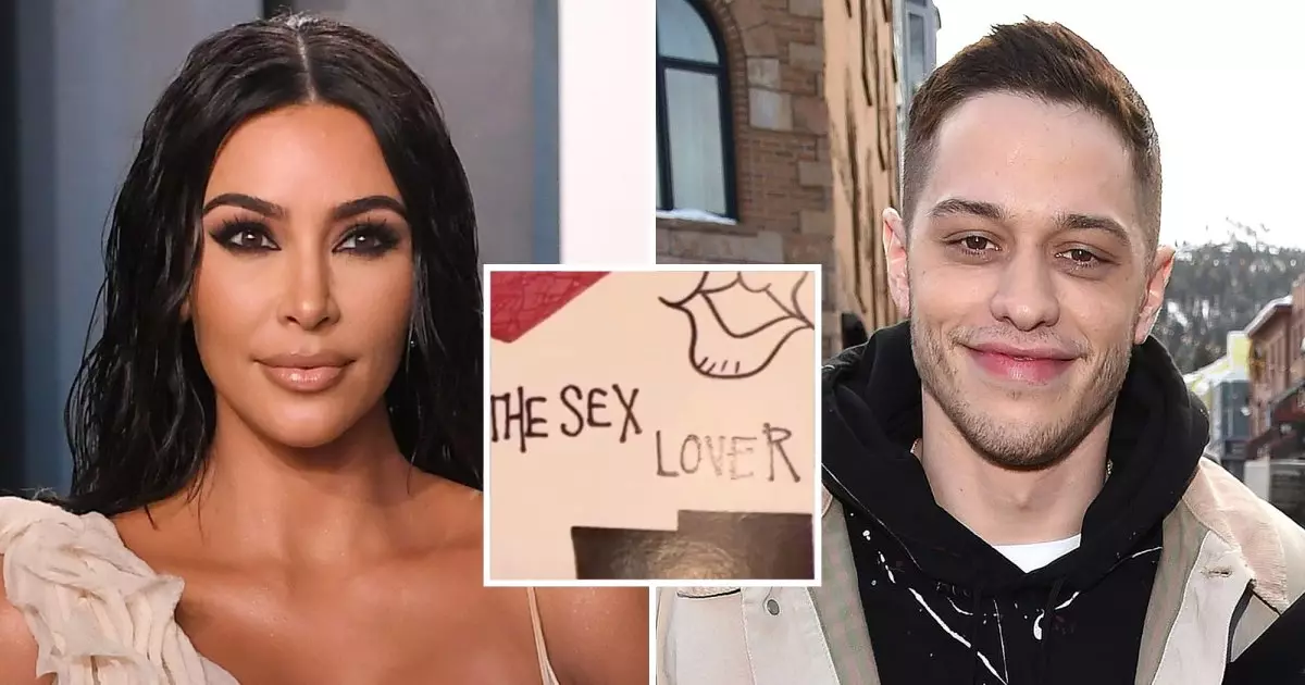 Kim Unboxes 'Fun' Sèks jwèt devan 1ye Valentine a ak Pete Davidson