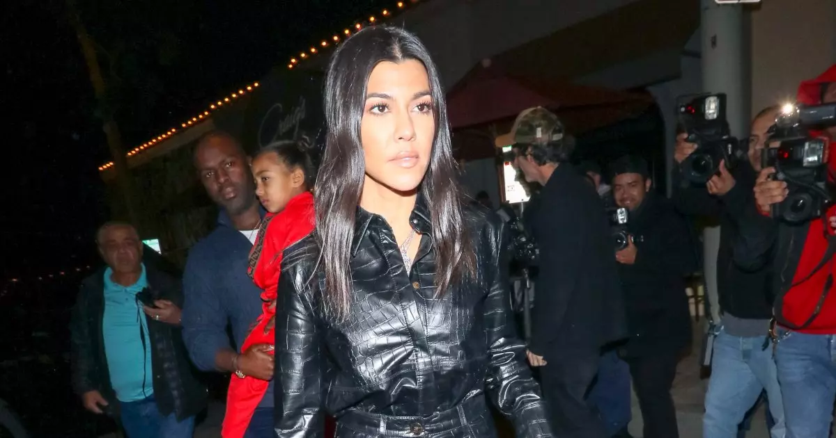 Kourtney Kardashian efase foto bou a apre yo te akize de fotoschop