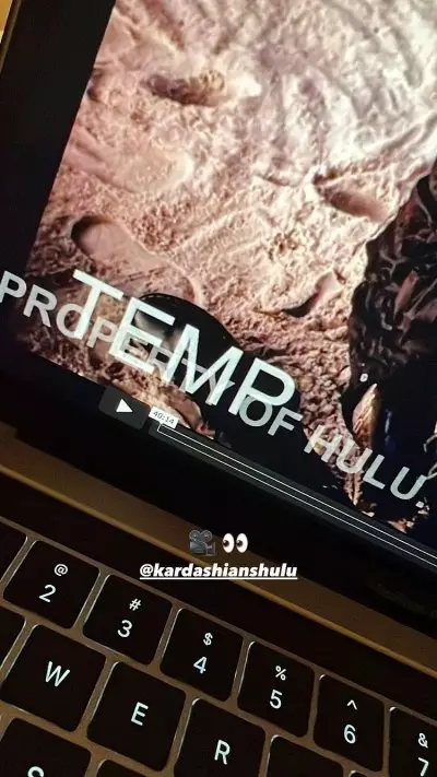 Kourtney Kardashian o soma setšoantšo sa Fiance Travis Barker's Proposal ho Kardashian's New Hulu Show.