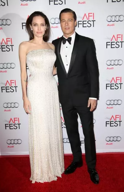 Angelina Jolie de vestido branco com Brad Pitt