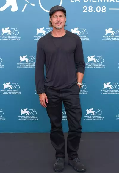 Brad Pitt usando boné com calça