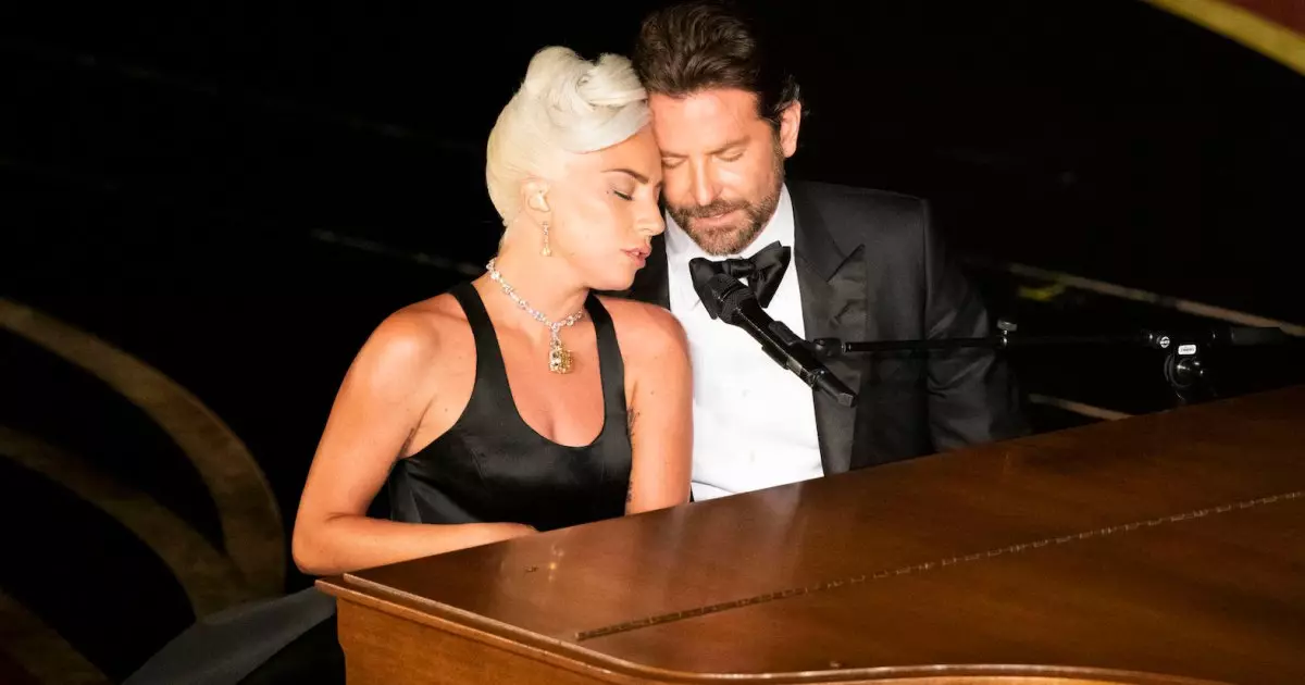 Lady Gaga bụ oroma ọhụrụ? Fans Troll Her na Bradley Cooper maka Ha, Erm, Tans N'oge Oscar Performance