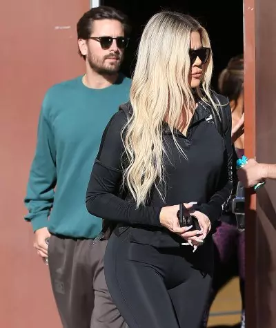 Khloe Kardashian Wa 'Nibẹ' fun Ibaṣepọ Scott Amid Kourtney