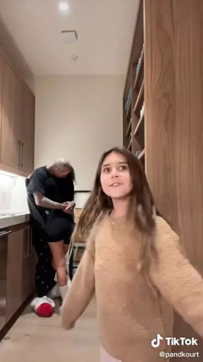 Nagyakapan sina Kourtney Kardashian at Travis Barker sa TikTok ni Penelope Disick