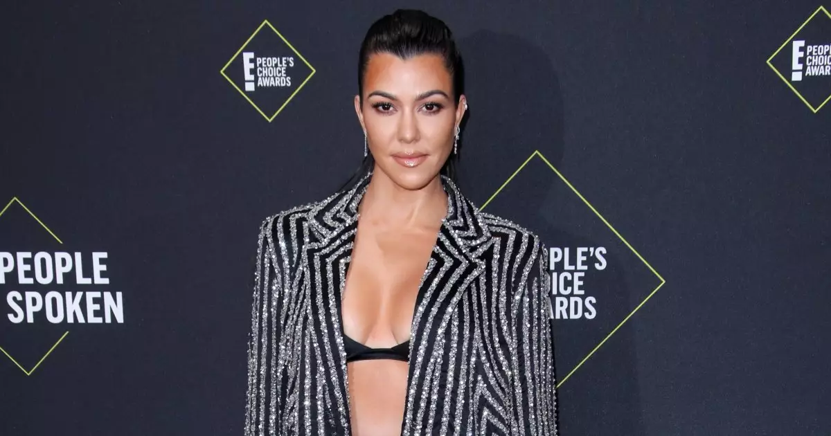 Kourtney Kardashian o'zining to'yi uchun kichkina qizil ko'ylak haqida o'ylayaptimi? Tafsilotlar