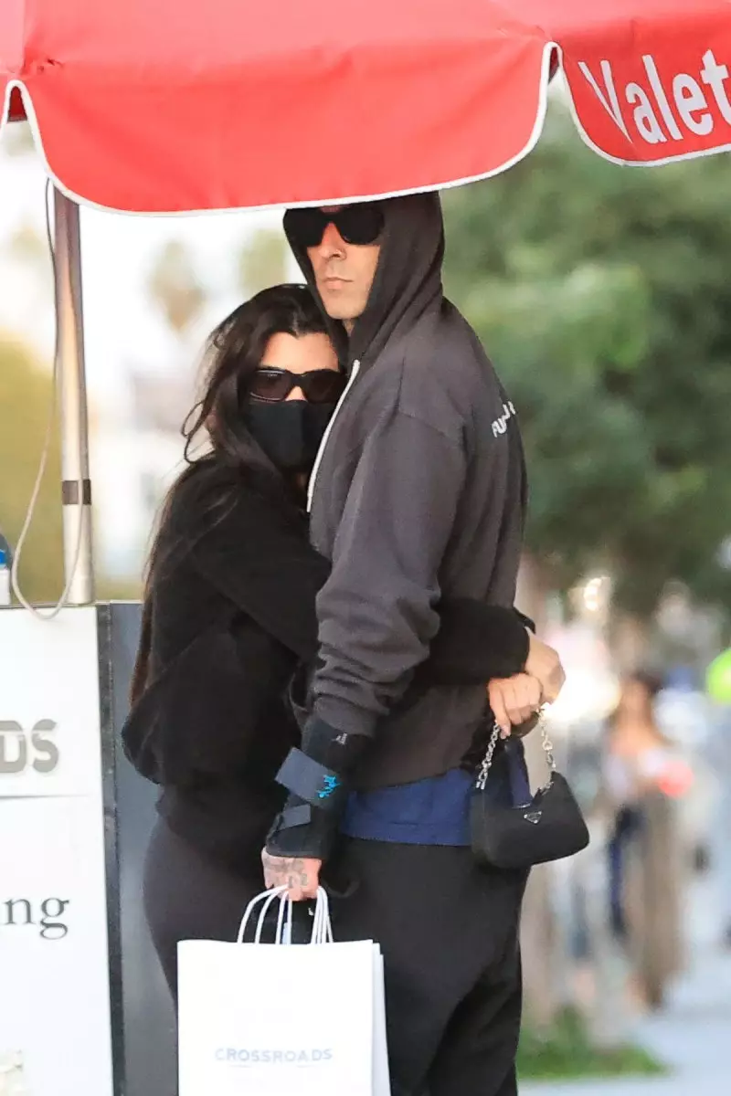 Kourtney Kardashian thiab tus hluas nraug Travis Barker Kev Sib Raug Zoo: Sijhawm Sijhawm thiab Txhua Yam Peb Paub