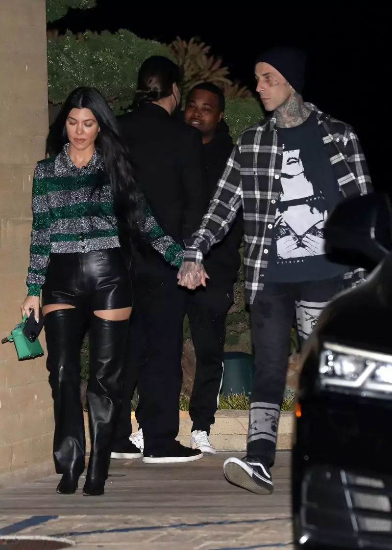 Kourtney Kardashian thiab tus hluas nraug Travis Barker Kev Sib Raug Zoo: Sijhawm Sijhawm thiab Txhua Yam Peb Paub