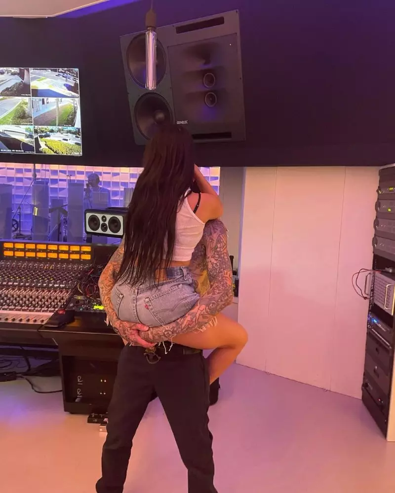 Kourtney Kardashian Straddles Travis Barker Thaum Hnia: Pics