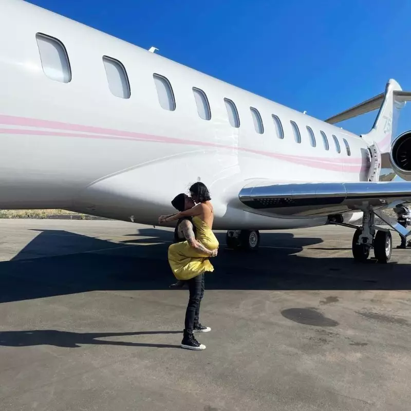 Travis Barker Flies Nrog Kourtney Kardashian