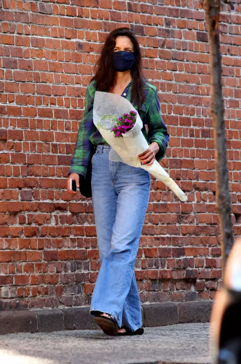 Η Katie Holmes κουβαλάει ένα μπουκέτο λουλούδια και ψωνίζει στο σούπερ μάρκετ στη Νέα Υόρκη