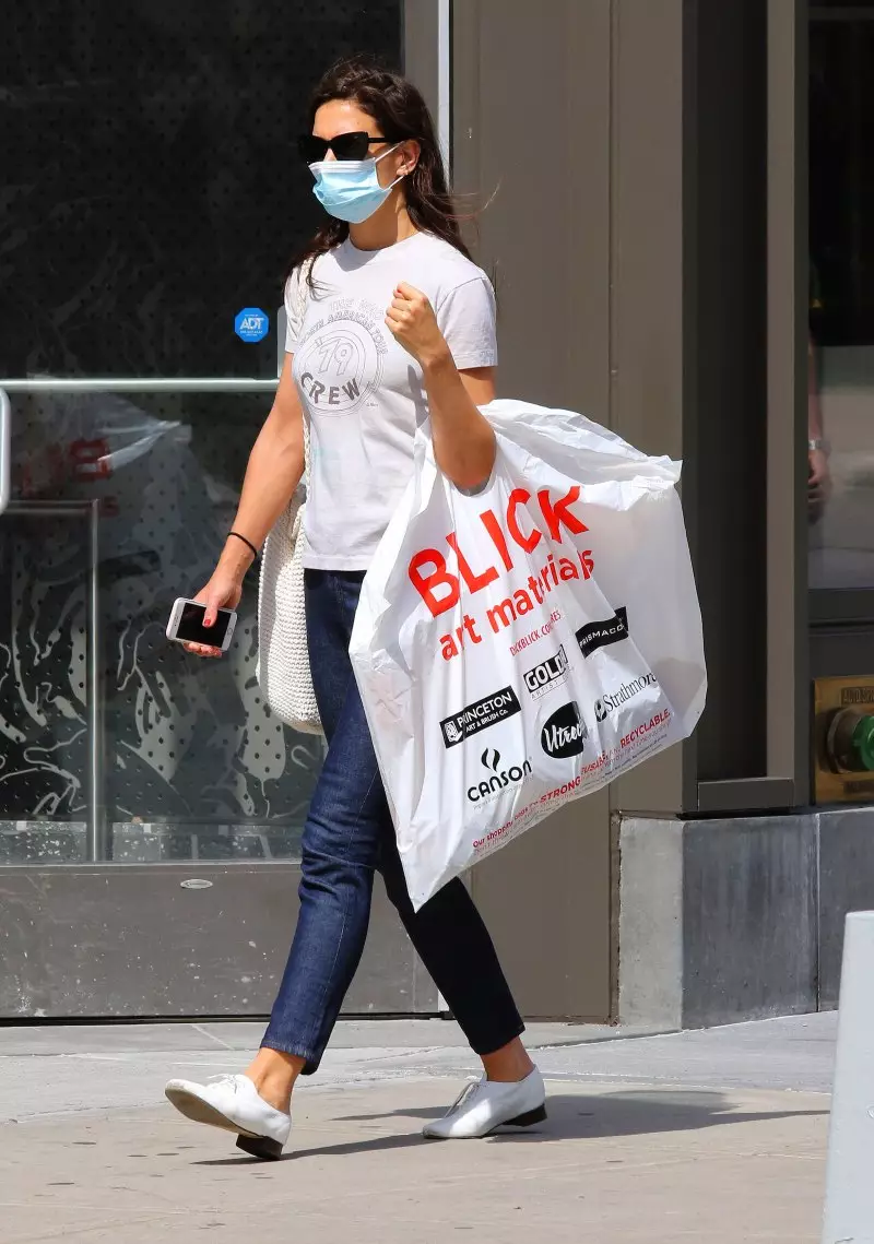 Η Κέιτι Χολμς κάνει βαριά ανύψωση ενώ ψωνίζει σε ένα κατάστημα τέχνης μετά από φήμες που βγήκε με τον σεφ Εμίλιο Βιτόλο στη Νέα Υόρκη