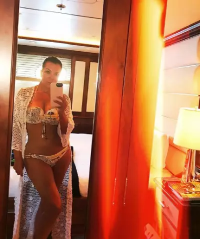 Promi iwwer 40 Bikini Fotoen Kris Jenner