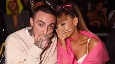 Ariana Grande yn Gwisgo Gwisg Binc gyda Mac Miller mewn Crys Chwys Gwyn