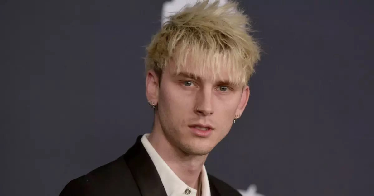 Machine Gun Kelly fè yon bèl peni! Gade enpresyonan valè nèt li