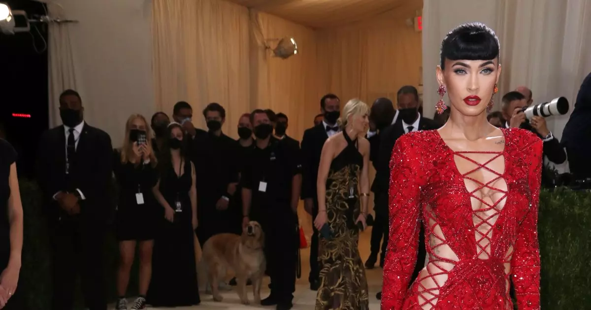 Megan Fox sieht bei der Met Gala 2021 in einem Schnürkleid brandheiß aus