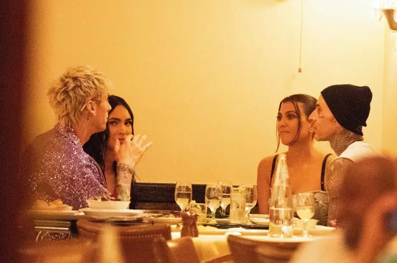 Megan Fox, Machine Gun Kelly, Kourtney Kardashian dhe Travis Barker Date Double Date Post-VMA 2