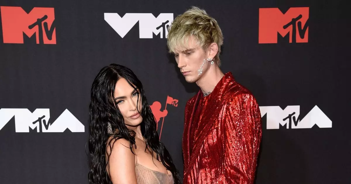 Machine Gun Kelly ma Megan Fox Pack ile PDA ile 2021 VMAs: Ata