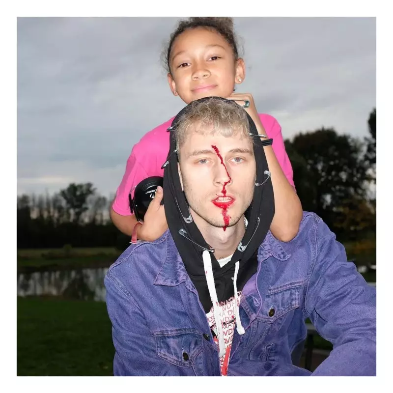 Oktober 2019 Machine Gun Kelly Instagram 05 Machine Gun Kelly Søteste øyeblikk med datteren Emma gjennom årene