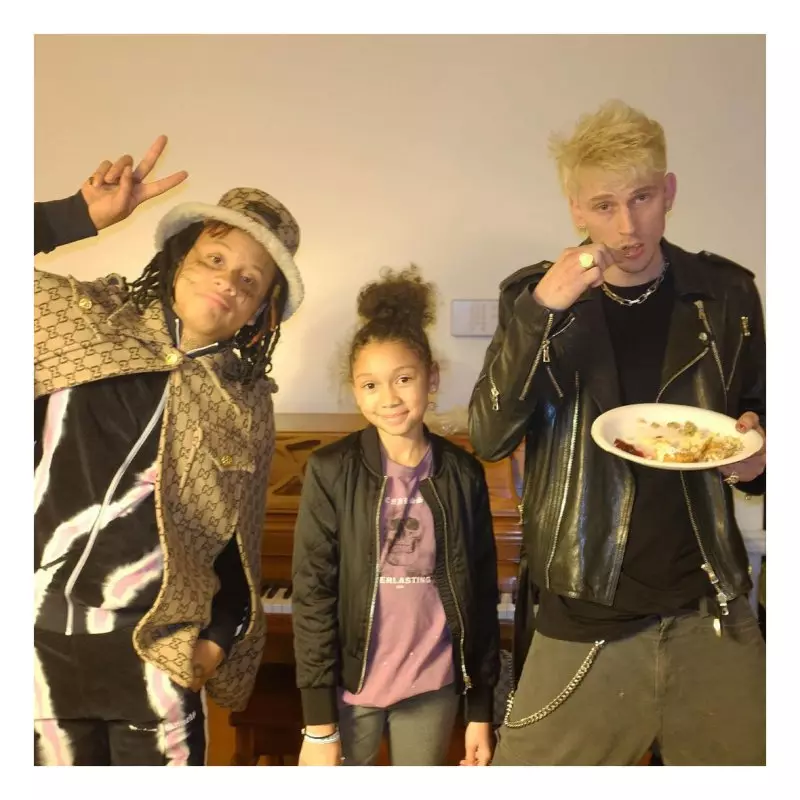 Novembre 2019 Machine Gun Kelly Instagram 04 Machine Gun Kelly Momenti più dolci con la figlia Emma nel corso degli anni