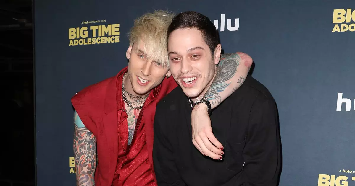 Pete Davidson și MGK postează în lenjeria lor pentru videoclipul NSFW Calvin Klein