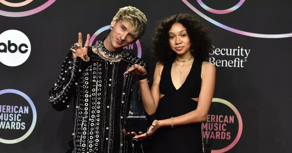 Machine Gun Kelly è un padre di famiglia! Incontra sua figlia Casie e sua madre