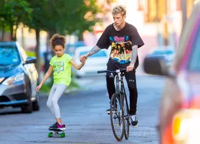 Møt Machine Gun Kelly Family fra hans datter Casie og hennes mor Emma