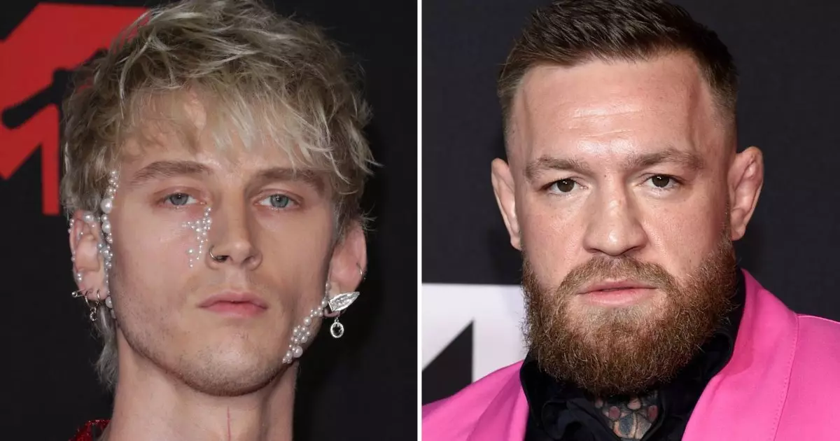 MGK treffer en reporters mikrofon når han blir spurt om 'Scuffle' med Conor McGregor