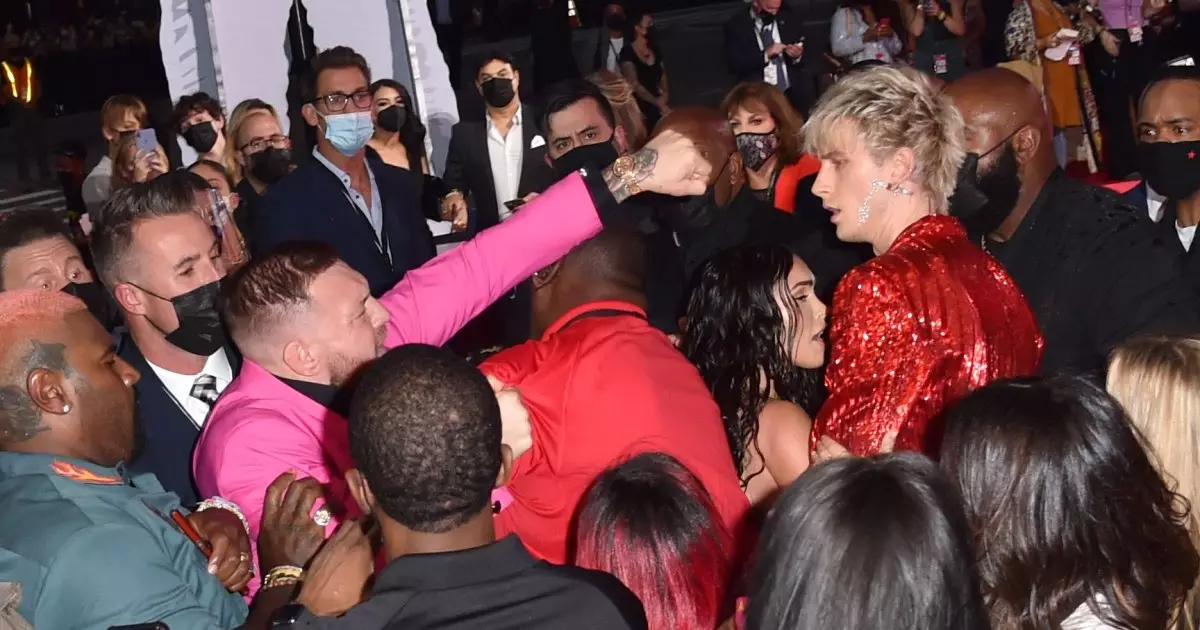 Conor McGregor viene apparentemente spinto dalla sicurezza di MGK ai VMA del 2021: foto